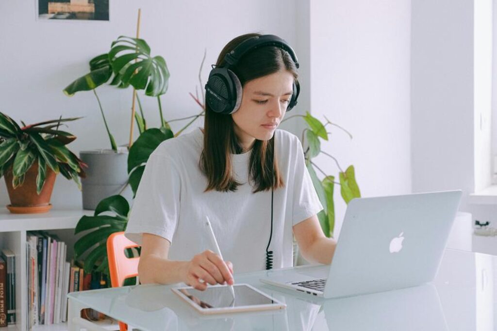 The Role of Headphones in Modern Home Studios – Electro-trend.com